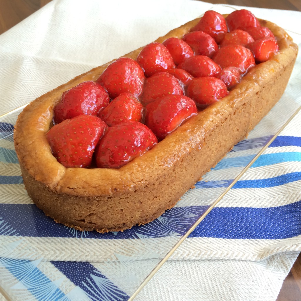 Aardbeienslof met gele room en amandelspijs vulling - Bakeholics